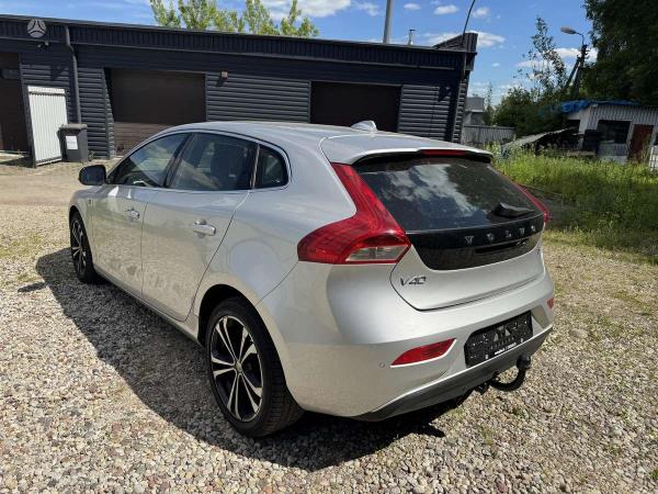 Pelēks Volvo V40 2016 Alīta, ar dzinēja tilpumu 2.00 L un nobraukumu 299 tūkst. km par 6950 €, foto 3 vietnē AUTOMOTO.COM.LV