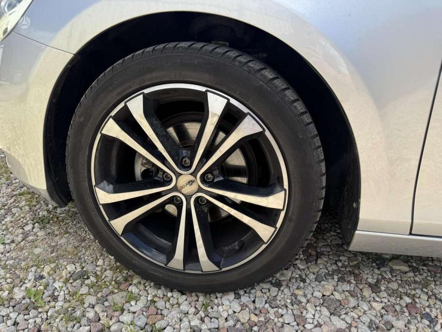 Grey Volvo V40 2016 in Alytus, with an engine capacity of 2.00 L and mileage of 299 thousand km for 6950 €, photo 22 on AUTOMOTO.COM.LV