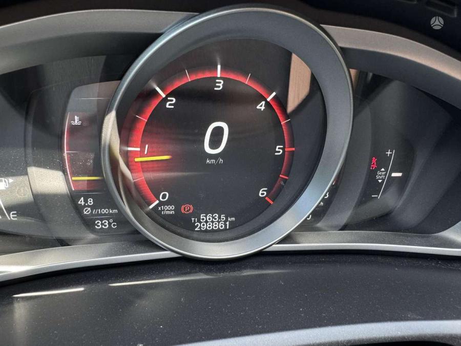 Grey Volvo V40 2016 in Alytus, with an engine capacity of 2.00 L and mileage of 299 thousand km for 6950 €, photo 26 on AUTOMOTO.COM.LV