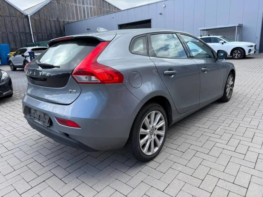 Pelēks Volvo V40 2016 Rīga, ar dzinēja tilpumu 2.00 L un nobraukumu 12 tūkst. km par 11500 €, foto 3 vietnē AUTOMOTO.COM.LV