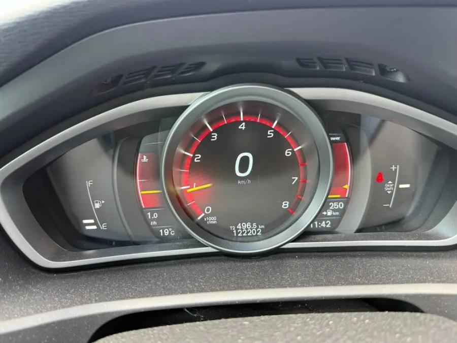 Pelēks Volvo V40 2016 Rīga, ar dzinēja tilpumu 2.00 L un nobraukumu 12 tūkst. km par 11500 €, foto 6 vietnē AUTOMOTO.COM.LV