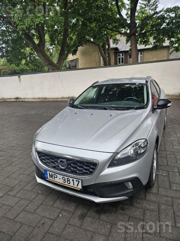 Grey Volvo V40 2016 in Riga, with an engine capacity of 2.00 L and mileage of 283 thousand km for 7000 €, photo 1 on AUTOMOTO.COM.LV