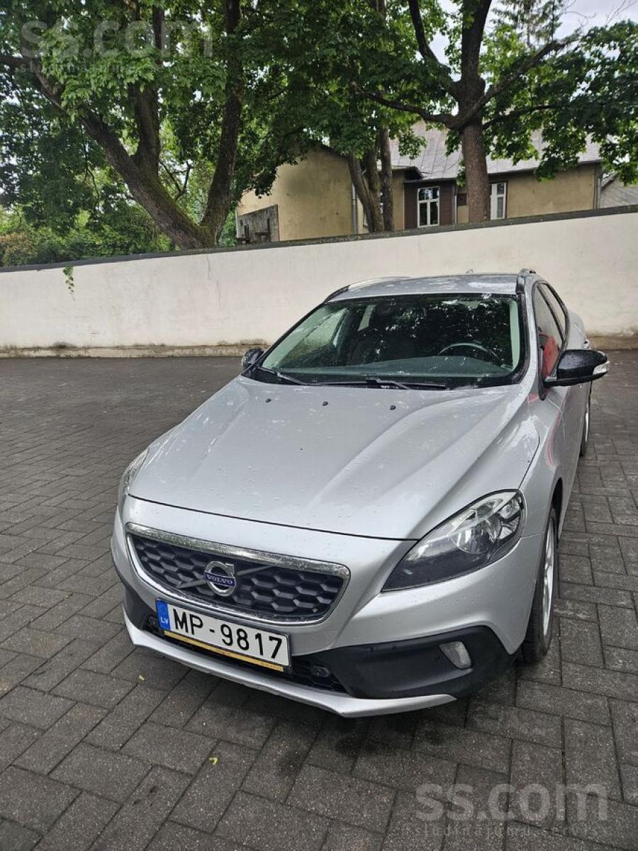 Pelēks Volvo V40 2016 Rīga, ar dzinēja tilpumu 2.00 L un nobraukumu 283 tūkst. km par 6700 €, foto 1 vietnē AUTOMOTO.COM.LV