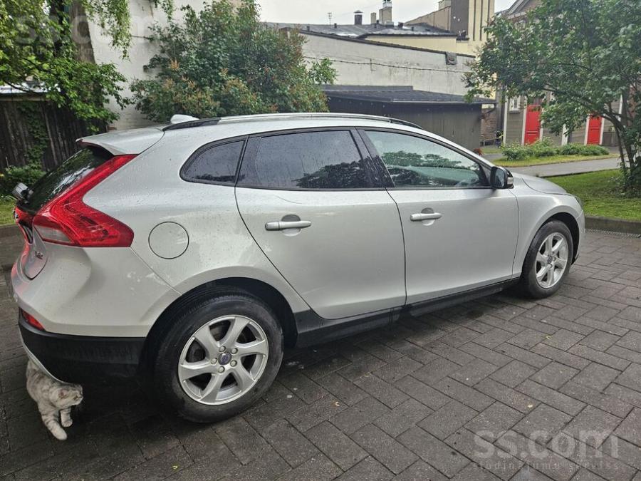 Pelēks Volvo V40 2016 Rīga, ar dzinēja tilpumu 2.00 L un nobraukumu 283 tūkst. km par 6700 €, foto 4 vietnē AUTOMOTO.COM.LV