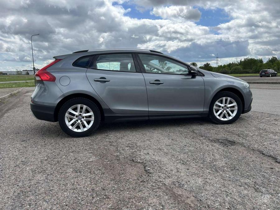 Grey Volvo V40 2016 in Kaunas, with an engine capacity of 2.00 L and mileage of 293 thousand km for 5700 €, photo 9 on AUTOMOTO.COM.LV