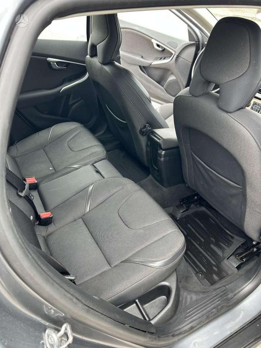 Grey Volvo V40 2016 in Kaunas, with an engine capacity of 2.00 L and mileage of 293 thousand km for 5700 €, photo 12 on AUTOMOTO.COM.LV
