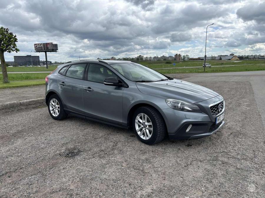 Grey Volvo V40 2016 in Kaunas, with an engine capacity of 2.00 L and mileage of 293 thousand km for 5700 €, photo 15 on AUTOMOTO.COM.LV