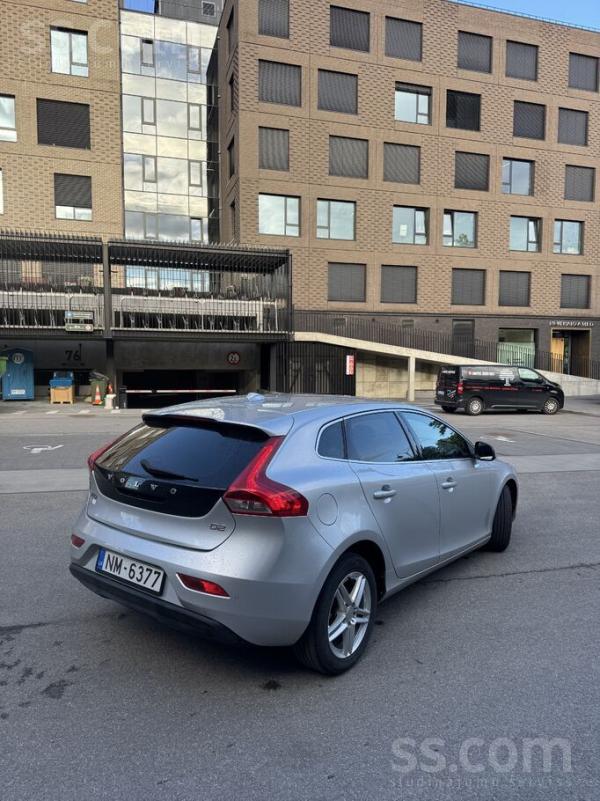 Pelēks Volvo V40 2016 Rīga, ar dzinēja tilpumu 2.00 L un nobraukumu 225 tūkst. km par 8750 €, foto 3 vietnē AUTOMOTO.COM.LV