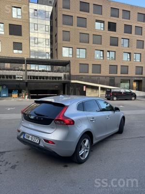 Pelēks Volvo V40 2016 Rīga, ar dzinēja tilpumu 2.00 L un nobraukumu 225 tūkst. km par 8750 €, foto 4 vietnē AUTOMOTO.COM.LV