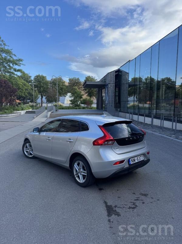 Pelēks Volvo V40 2016 Rīga, ar dzinēja tilpumu 2.00 L un nobraukumu 225 tūkst. km par 8750 €, foto 4 vietnē AUTOMOTO.COM.LV