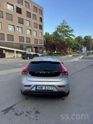 Pelēks Volvo V40 2016 Rīga, ar dzinēja tilpumu 2.00 L un nobraukumu 225 tūkst. km par 8750 €, foto 6 vietnē AUTOMOTO.COM.LV