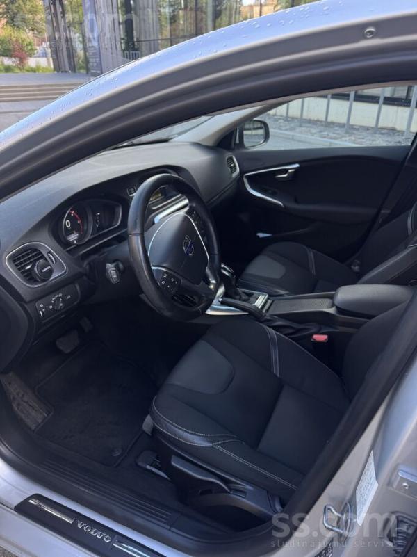 Pelēks Volvo V40 2016 Rīga, ar dzinēja tilpumu 2.00 L un nobraukumu 225 tūkst. km par 8750 €, foto 6 vietnē AUTOMOTO.COM.LV