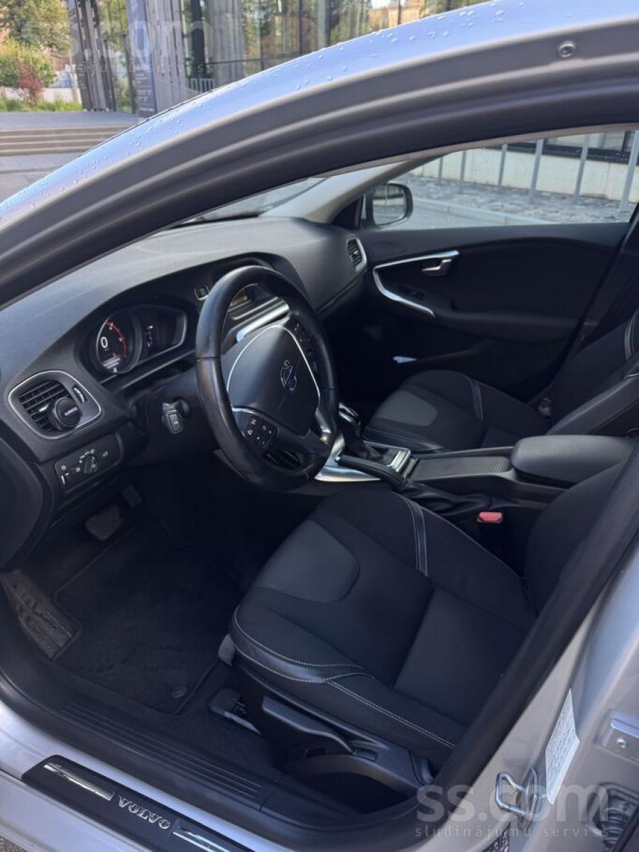 Pelēks Volvo V40 2016 Rīga, ar dzinēja tilpumu 2.00 L un nobraukumu 225 tūkst. km par 8750 €, foto 7 vietnē AUTOMOTO.COM.LV