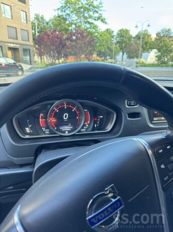 Pelēks Volvo V40 2016 Rīga, ar dzinēja tilpumu 2.00 L un nobraukumu 225 tūkst. km par 8750 €, foto 10 vietnē AUTOMOTO.COM.LV