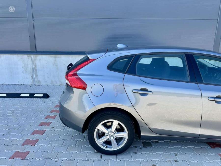 Pelēks Volvo V40 2016 Šauļi, ar dzinēja tilpumu 1.97 L un nobraukumu 218 tūkst. km par 5950 €, foto 10 vietnē AUTOMOTO.COM.LV