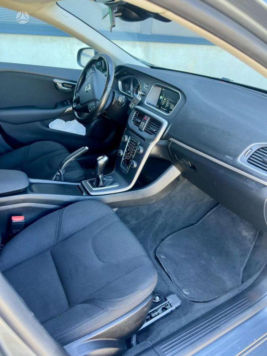 Pelēks Volvo V40 2016 Šauļi, ar dzinēja tilpumu 1.97 L un nobraukumu 218 tūkst. km par 5950 €, foto 13 vietnē AUTOMOTO.COM.LV