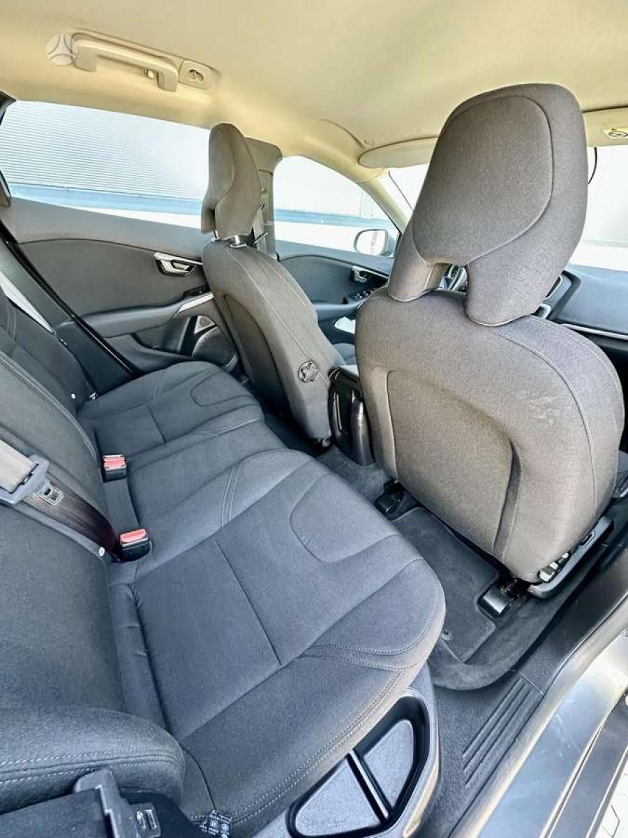 Pelēks Volvo V40 2016 Šauļi, ar dzinēja tilpumu 1.97 L un nobraukumu 218 tūkst. km par 5950 €, foto 15 vietnē AUTOMOTO.COM.LV