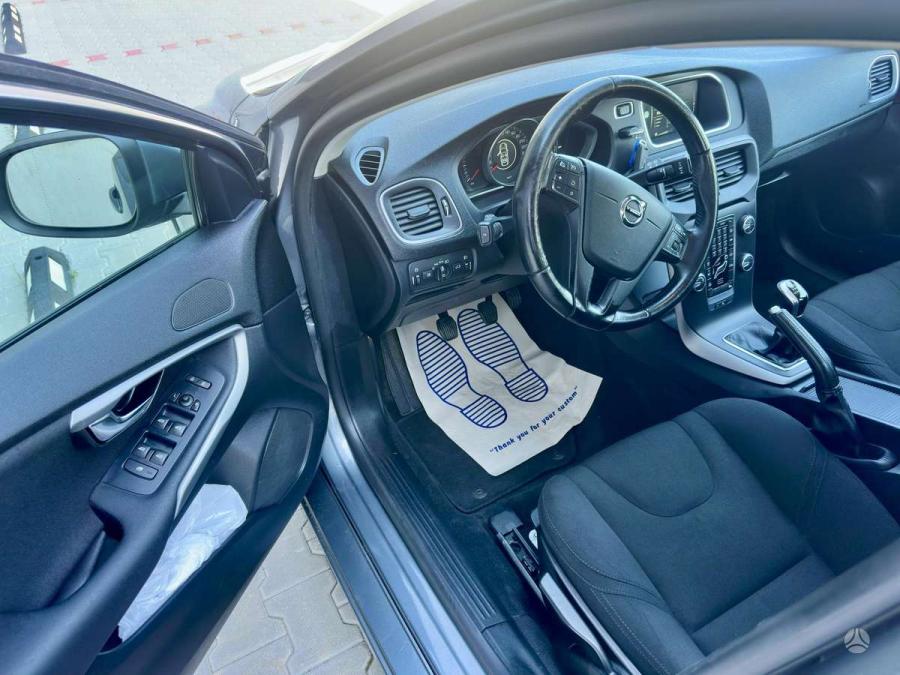 Pelēks Volvo V40 2016 Šauļi, ar dzinēja tilpumu 1.97 L un nobraukumu 218 tūkst. km par 5950 €, foto 17 vietnē AUTOMOTO.COM.LV