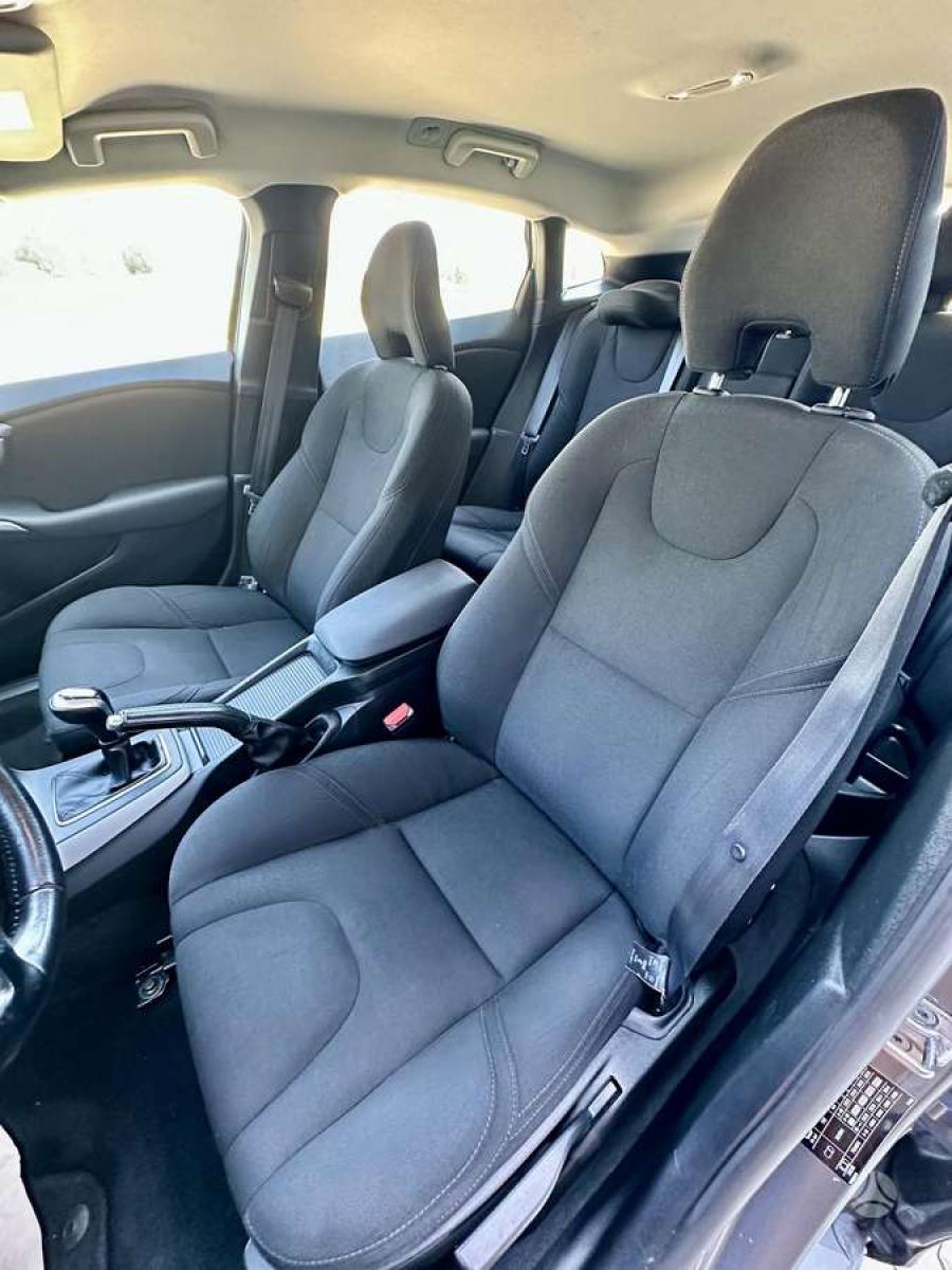Pelēks Volvo V40 2016 Šauļi, ar dzinēja tilpumu 1.97 L un nobraukumu 218 tūkst. km par 5950 €, foto 18 vietnē AUTOMOTO.COM.LV