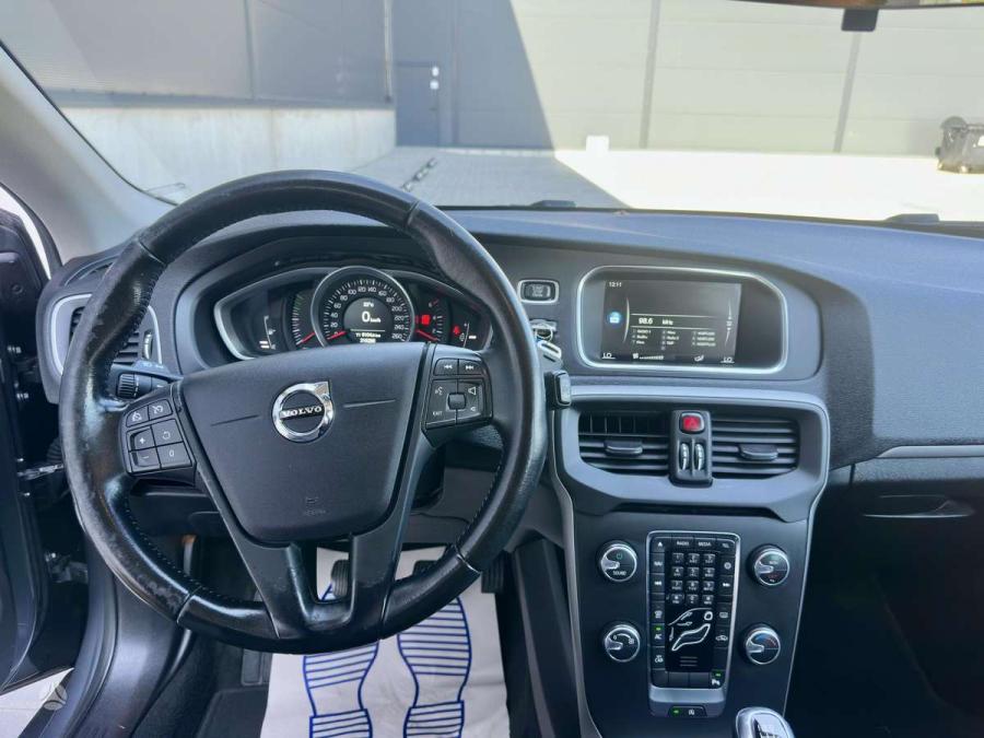 Pelēks Volvo V40 2016 Šauļi, ar dzinēja tilpumu 1.97 L un nobraukumu 218 tūkst. km par 5950 €, foto 21 vietnē AUTOMOTO.COM.LV
