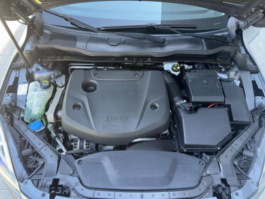 Pelēks Volvo V40 2016 Šauļi, ar dzinēja tilpumu 1.97 L un nobraukumu 218 tūkst. km par 5950 €, foto 24 vietnē AUTOMOTO.COM.LV