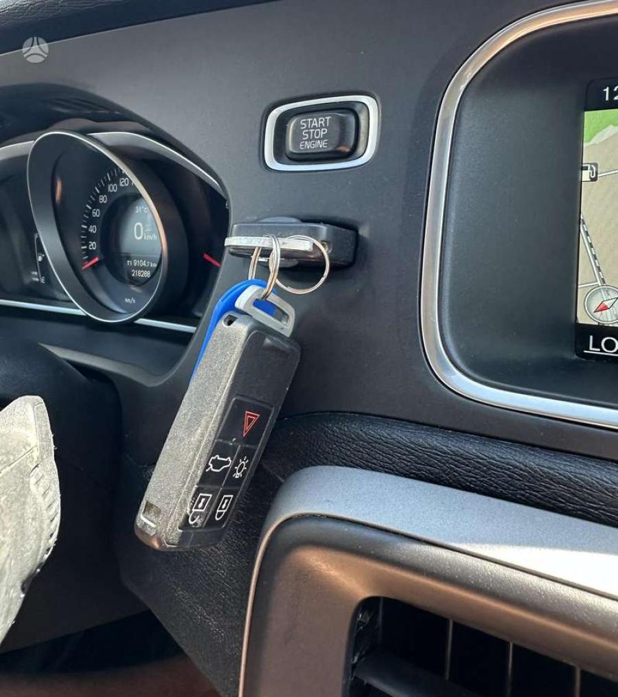 Pelēks Volvo V40 2016 Šauļi, ar dzinēja tilpumu 1.97 L un nobraukumu 218 tūkst. km par 5950 €, foto 25 vietnē AUTOMOTO.COM.LV