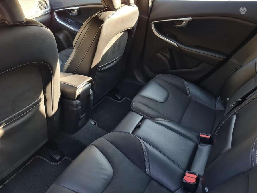 Grey Volvo V40 2016 in Kaunas, with an engine capacity of 2.00 L and mileage of 300 thousand km for 7250 €, photo 9 on AUTOMOTO.COM.LV