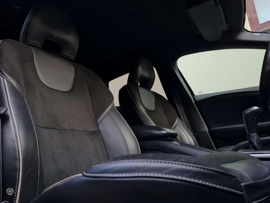 Grey Volvo V40 2016 in Kaunas, with an engine capacity of 2.00 L and mileage of 300 thousand km for 7250 €, photo 15 on AUTOMOTO.COM.LV