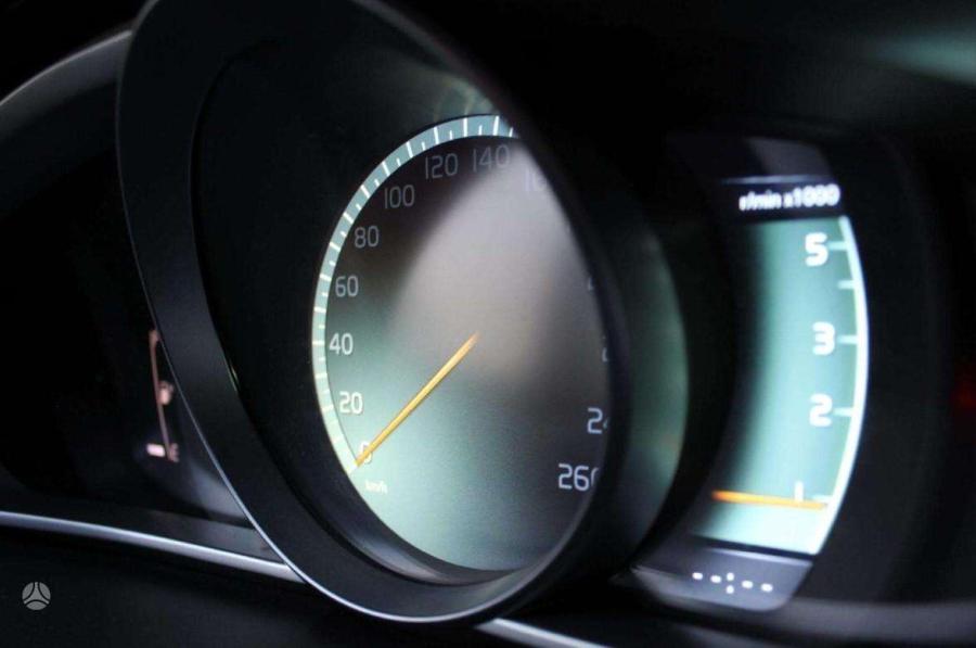 Grey Volvo V40 2016 in Kaunas, with an engine capacity of 2.00 L and mileage of 300 thousand km for 7250 €, photo 18 on AUTOMOTO.COM.LV