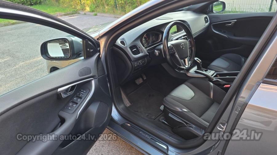 Pelēks Volvo V40 2016 Tallina, ar dzinēja tilpumu 2.00 L un nobraukumu 145 tūkst. km par 9990 €, foto 10 vietnē AUTOMOTO.COM.LV