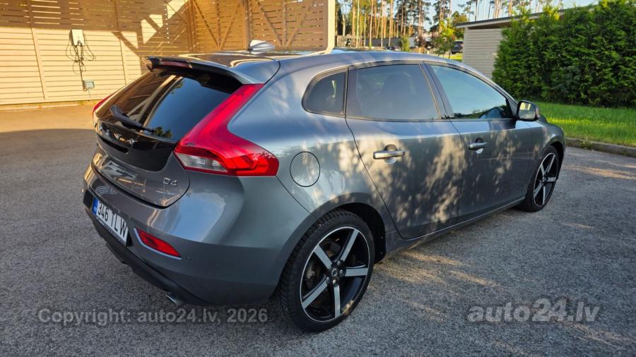 Pelēks Volvo V40 2016 Tallina, ar dzinēja tilpumu 2.00 L un nobraukumu 145 tūkst. km par 9990 €, foto 17 vietnē AUTOMOTO.COM.LV