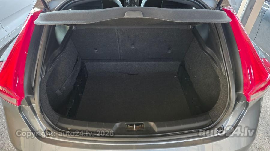 Pelēks Volvo V40 2016 Tallina, ar dzinēja tilpumu 2.00 L un nobraukumu 145 tūkst. km par 9990 €, foto 19 vietnē AUTOMOTO.COM.LV