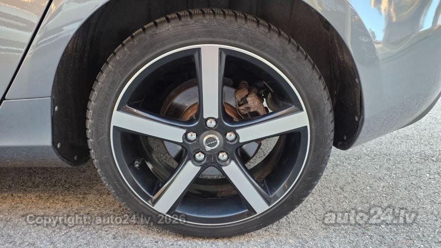 Pelēks Volvo V40 2016 Tallina, ar dzinēja tilpumu 2.00 L un nobraukumu 145 tūkst. km par 9990 €, foto 24 vietnē AUTOMOTO.COM.LV