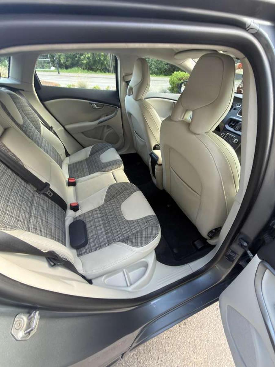 Grey Volvo V40 2016 in Palanga, with an engine capacity of 1.97 L and mileage of 302 thousand km for 9500 €, photo 6 on AUTOMOTO.COM.LV