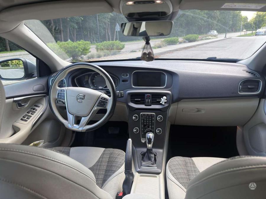 Grey Volvo V40 2016 in Palanga, with an engine capacity of 1.97 L and mileage of 302 thousand km for 9500 €, photo 8 on AUTOMOTO.COM.LV