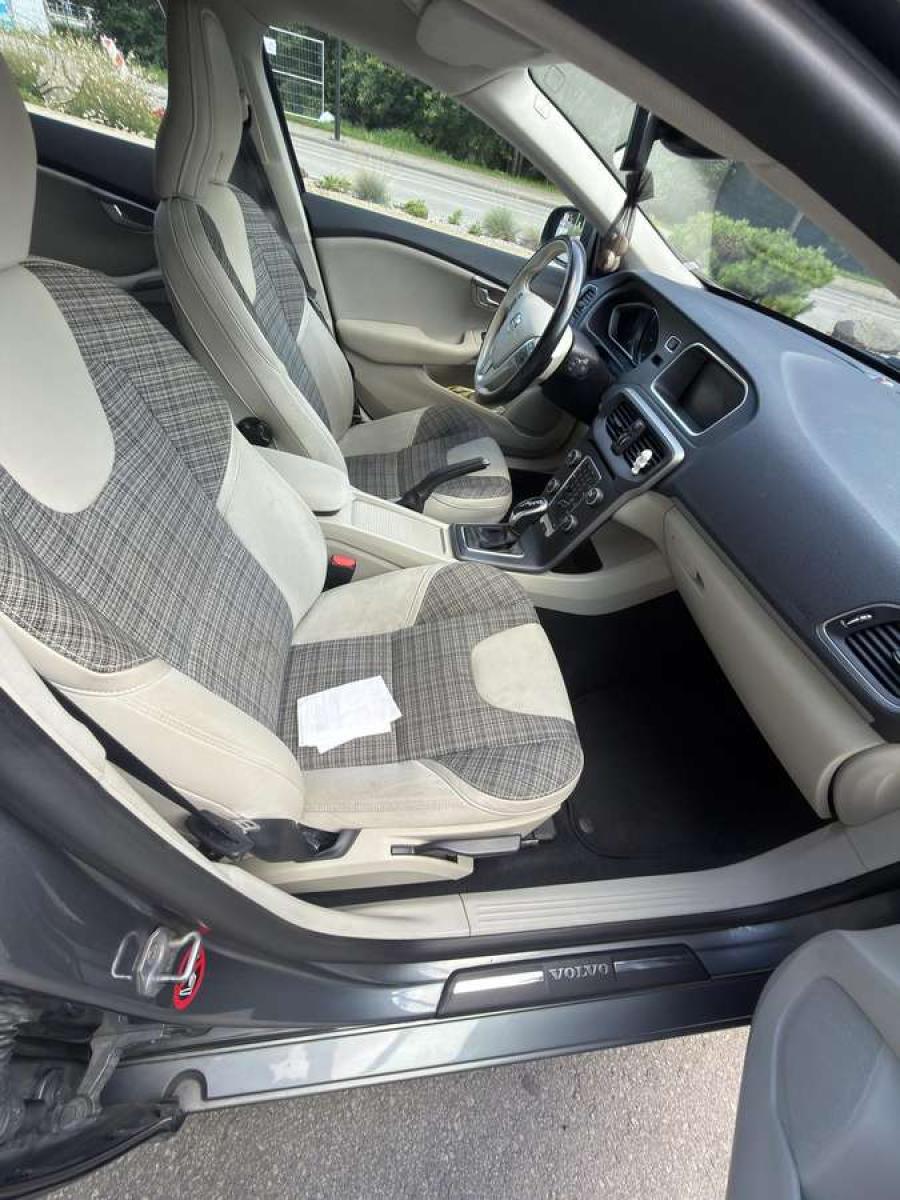 Grey Volvo V40 2016 in Palanga, with an engine capacity of 1.97 L and mileage of 302 thousand km for 9500 €, photo 9 on AUTOMOTO.COM.LV