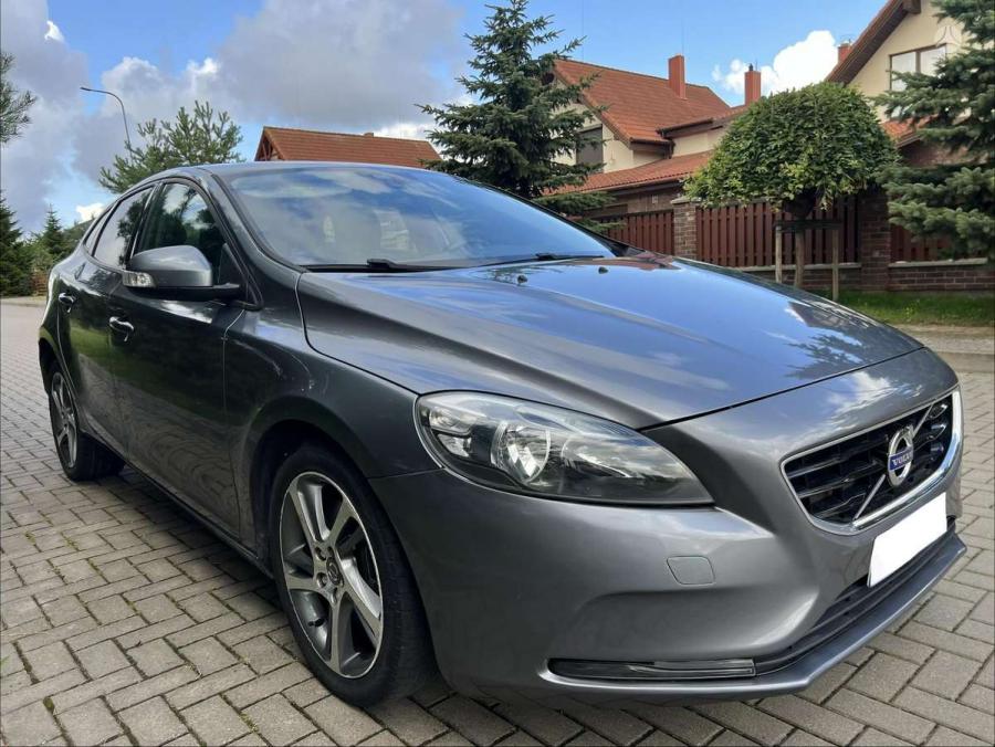 Grey Volvo V40 2016 in Klaipeda, with an engine capacity of 1.97 L and mileage of 179 thousand km for 7650 €, photo 4 on AUTOMOTO.COM.LV