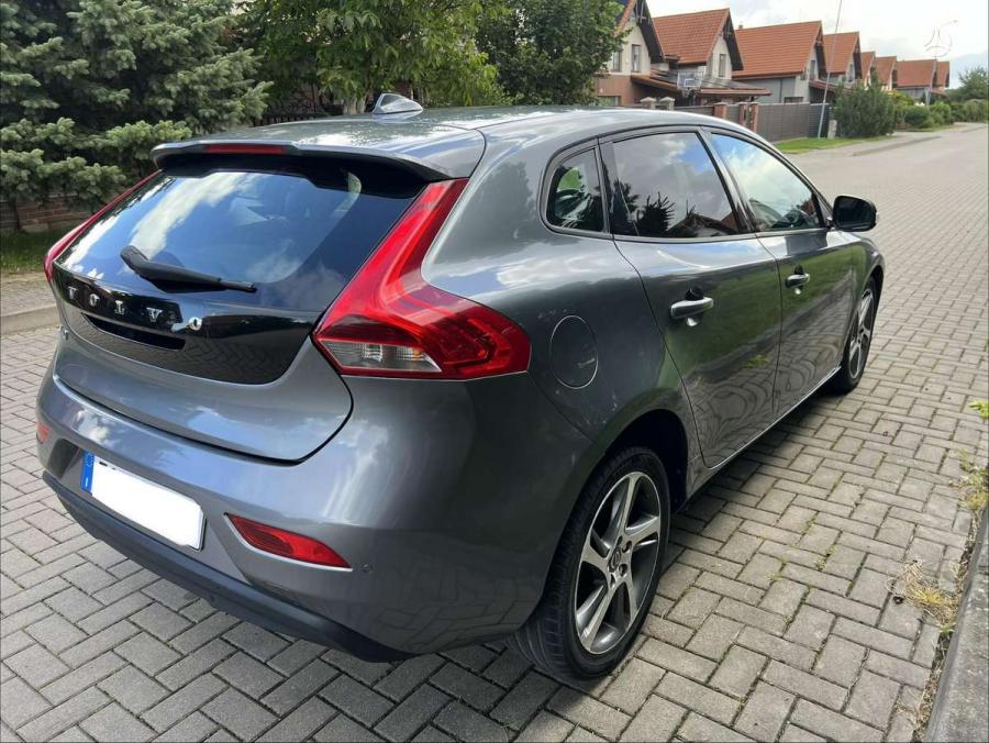 Grey Volvo V40 2016 in Klaipeda, with an engine capacity of 1.97 L and mileage of 179 thousand km for 7650 €, photo 7 on AUTOMOTO.COM.LV
