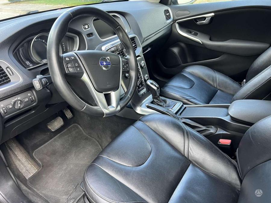Grey Volvo V40 2016 in Klaipeda, with an engine capacity of 1.97 L and mileage of 179 thousand km for 7650 €, photo 9 on AUTOMOTO.COM.LV