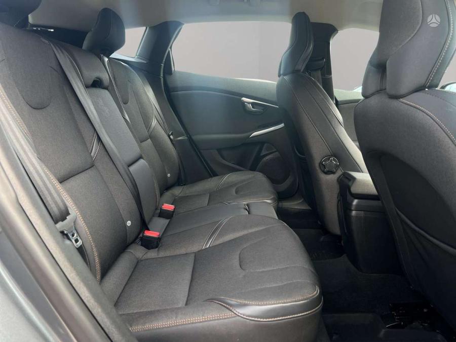 Grey Volvo V40 2016 in Kaunas, with an engine capacity of 2.00 L and mileage of 294 thousand km for 6999 €, photo 10 on AUTOMOTO.COM.LV
