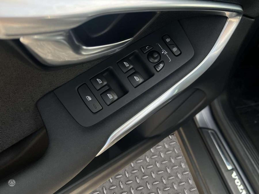 Grey Volvo V40 2016 in Kaunas, with an engine capacity of 2.00 L and mileage of 294 thousand km for 6999 €, photo 14 on AUTOMOTO.COM.LV