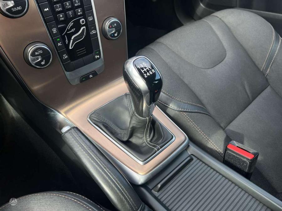 Grey Volvo V40 2016 in Kaunas, with an engine capacity of 2.00 L and mileage of 294 thousand km for 6999 €, photo 16 on AUTOMOTO.COM.LV