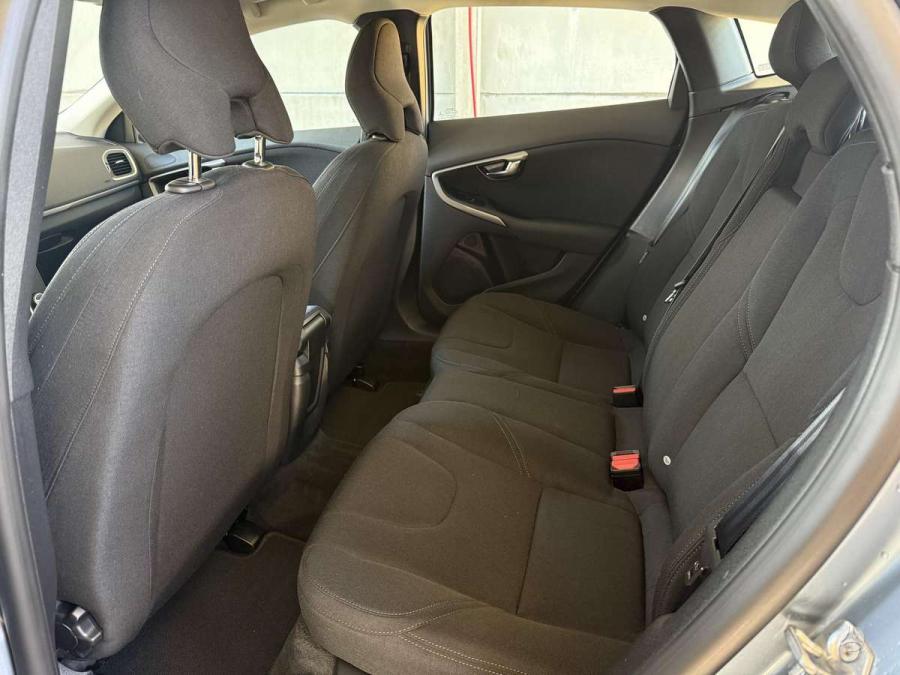 Grey Volvo V40 2016 in Taurage, with an engine capacity of 1.97 L and mileage of 232 thousand km for 5700 €, photo 21 on AUTOMOTO.COM.LV