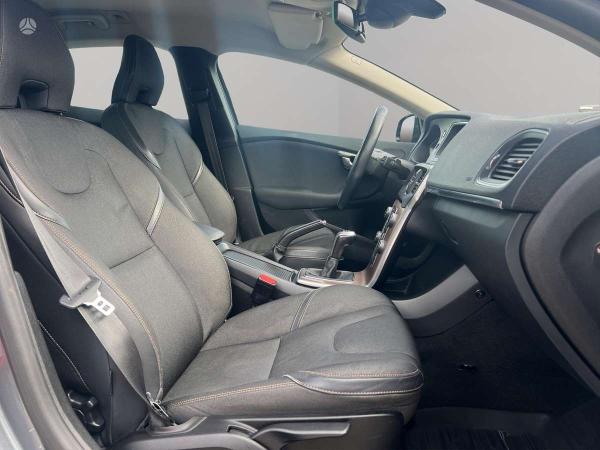 Pelēks Volvo V40 2016 Kauņa, ar dzinēja tilpumu 2.00 L un nobraukumu 294 tūkst. km par 6999 €, foto 9 vietnē AUTOMOTO.COM.LV