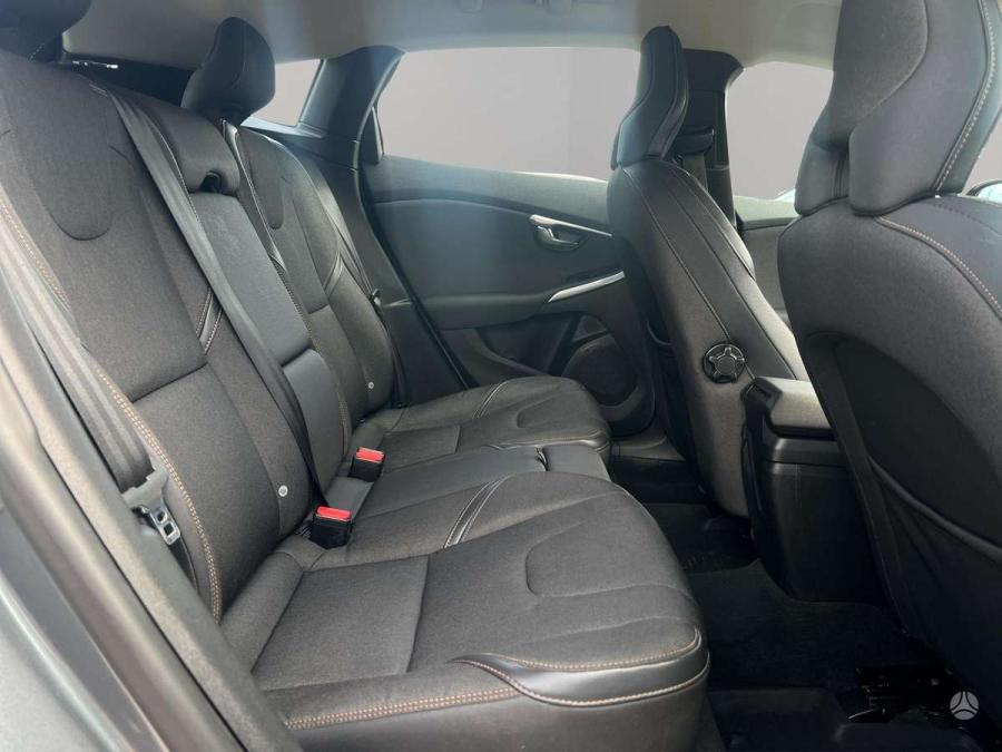 Pelēks Volvo V40 2016 Kauņa, ar dzinēja tilpumu 2.00 L un nobraukumu 294 tūkst. km par 6999 €, foto 10 vietnē AUTOMOTO.COM.LV