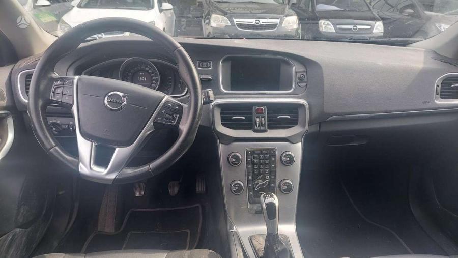 Grey Volvo V40 2016 in Panevezys, with an engine capacity of 1.97 L and mileage of 310 thousand km for 3100 €, photo 8 on AUTOMOTO.COM.LV