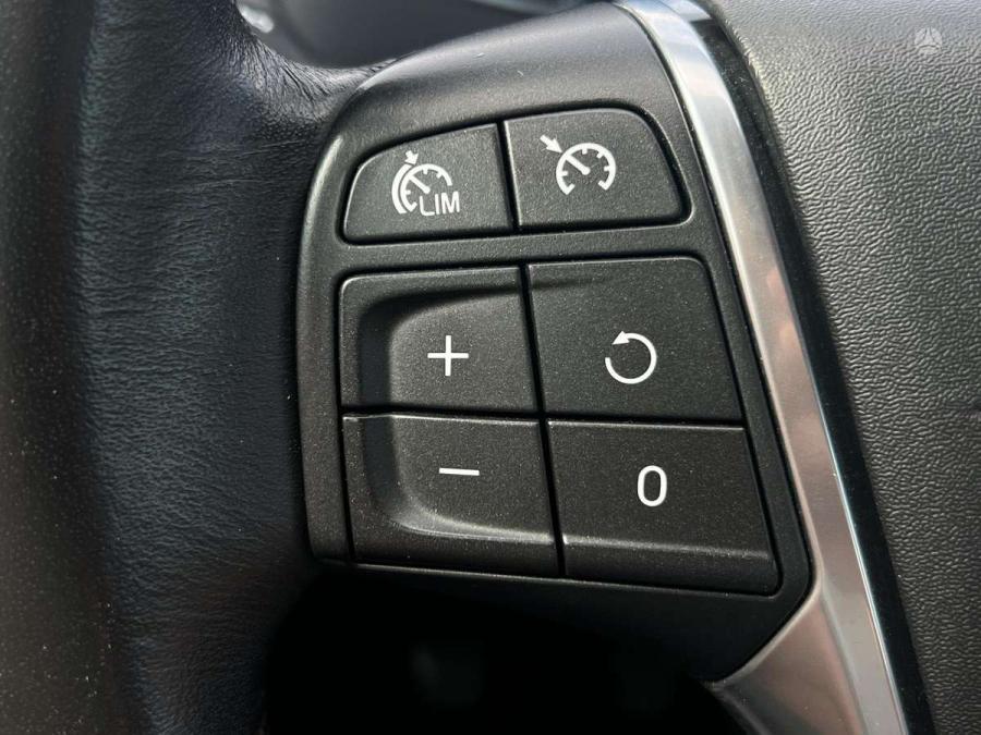 Grey Volvo V40 2016 in Kaunas, with an engine capacity of 2.00 L and mileage of 294 thousand km for 6999 €, photo 20 on AUTOMOTO.COM.LV