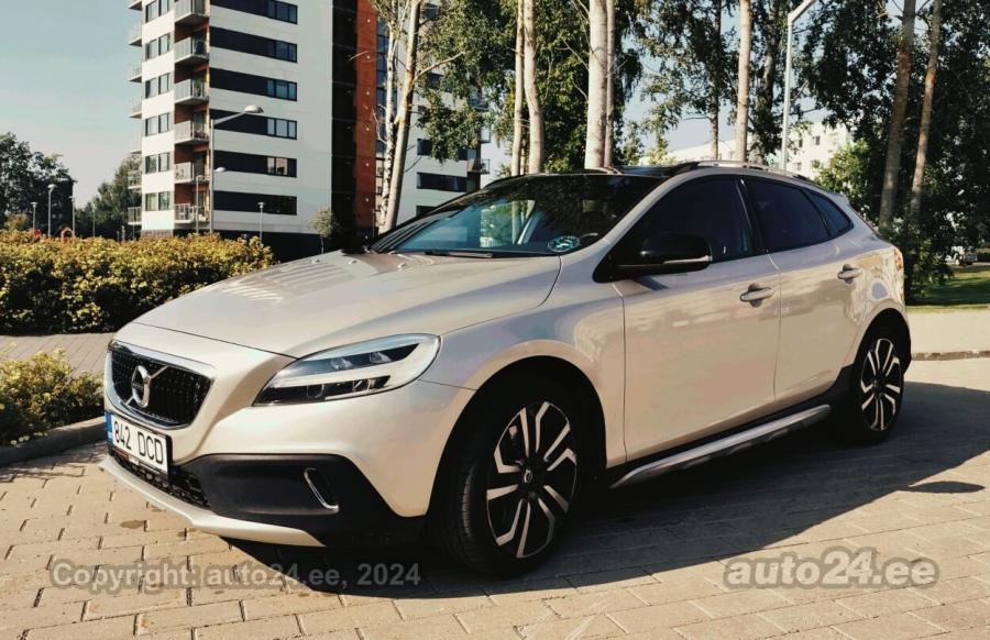 Grey Volvo V40 2017 in Parnu, with an engine capacity of 2.00 L and mileage of 82 thousand km for 16900 €, photo 1 on AUTOMOTO.COM.LV