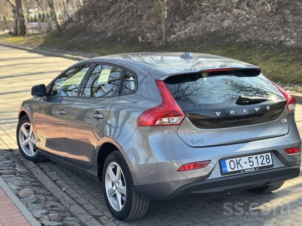 Grey Volvo V40 2017 in Bauska, with an engine capacity of 2.00 L and mileage of 240 thousand km for 8600 €, photo 3 on AUTOMOTO.COM.LV