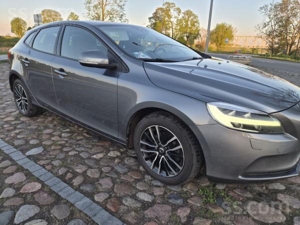 Grey Volvo V40 2017 in Daugavpils, with an engine capacity of 2.00 L and mileage of 223 thousand km for 9200 €, photo 3 on AUTOMOTO.COM.LV